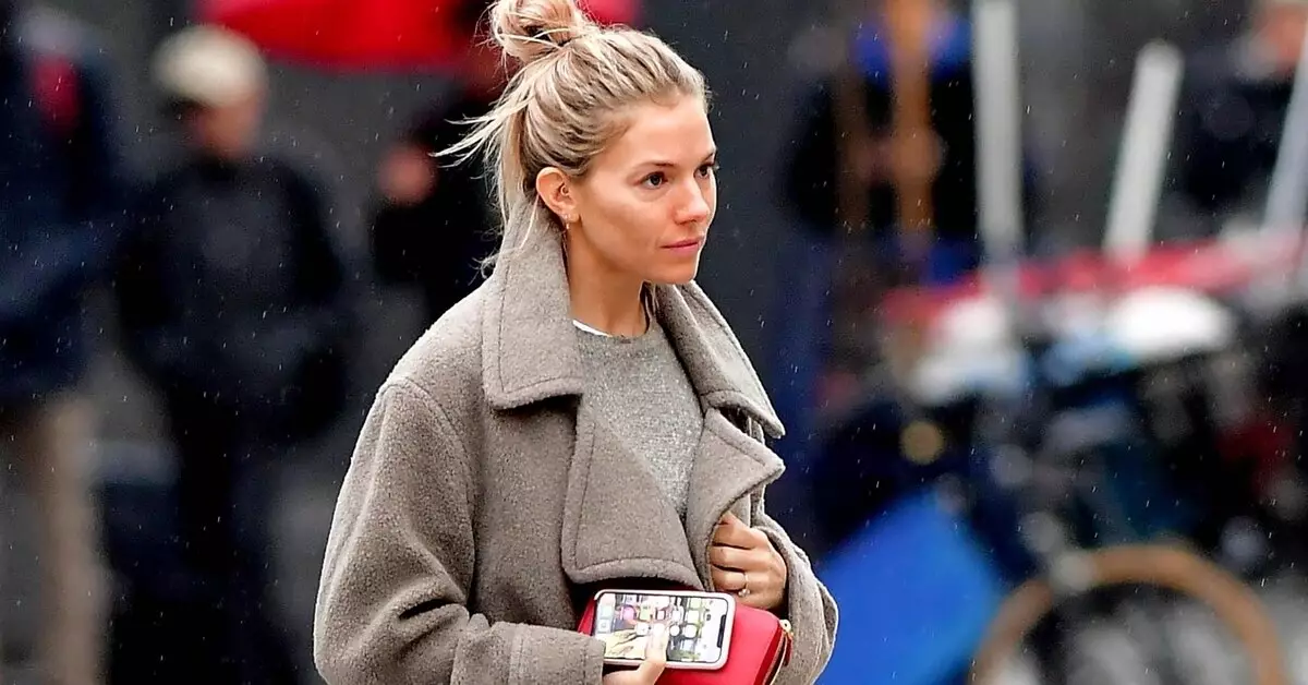 Sienna Miller Miller Prints kama anataka, lakini bado bado style icon