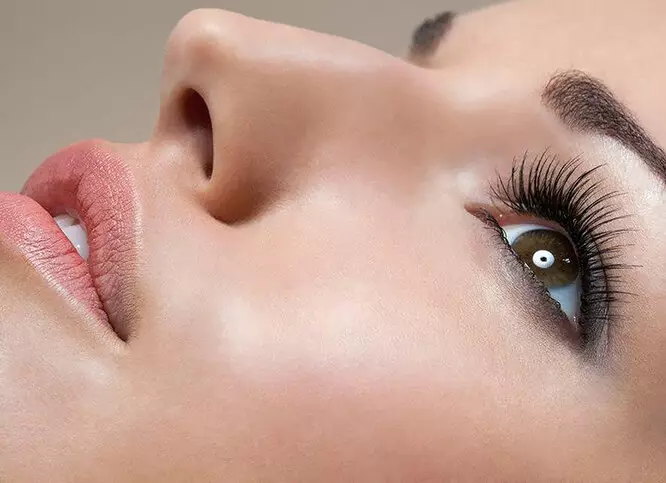 Botox para sa eyelashes: kapaki-pakinabang na pamamaraan o marketing stroke? 40256_1