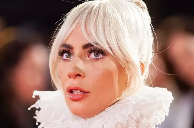 Pop-diva kan nie uitvind nie: Lady Gaga Shaved Wenkbroue en het eerlike selfie gewys sonder make-up 4064_3