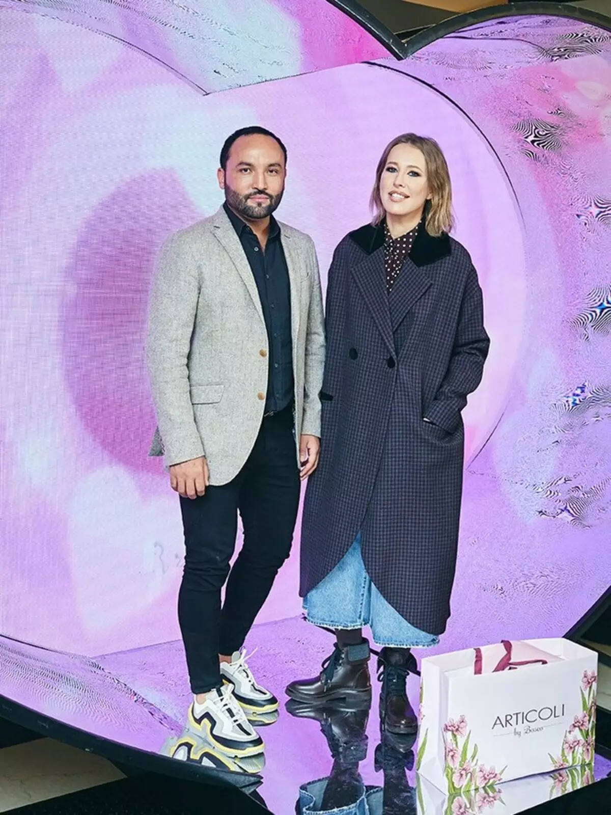 Litvinova في سترة ضخمة، تحلق في ليوبارد، Sobchak في أحذية 