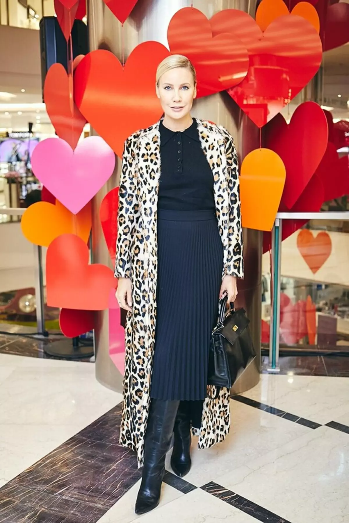 Litvinova yn in enoarme trui, fleane yn in leopard, sobchak yn 