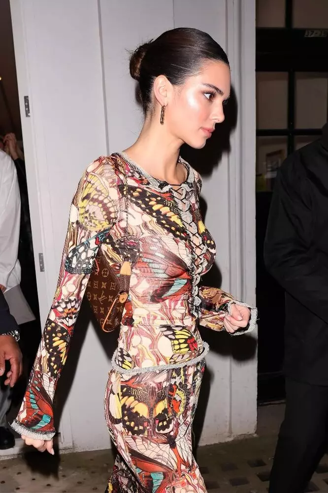 Kendall Jenner in Due vintage con scollo speziato e Belal Hadid in un gilet in cima a un cappotto di pelliccia su una fiera di foto a Londra 4247_2