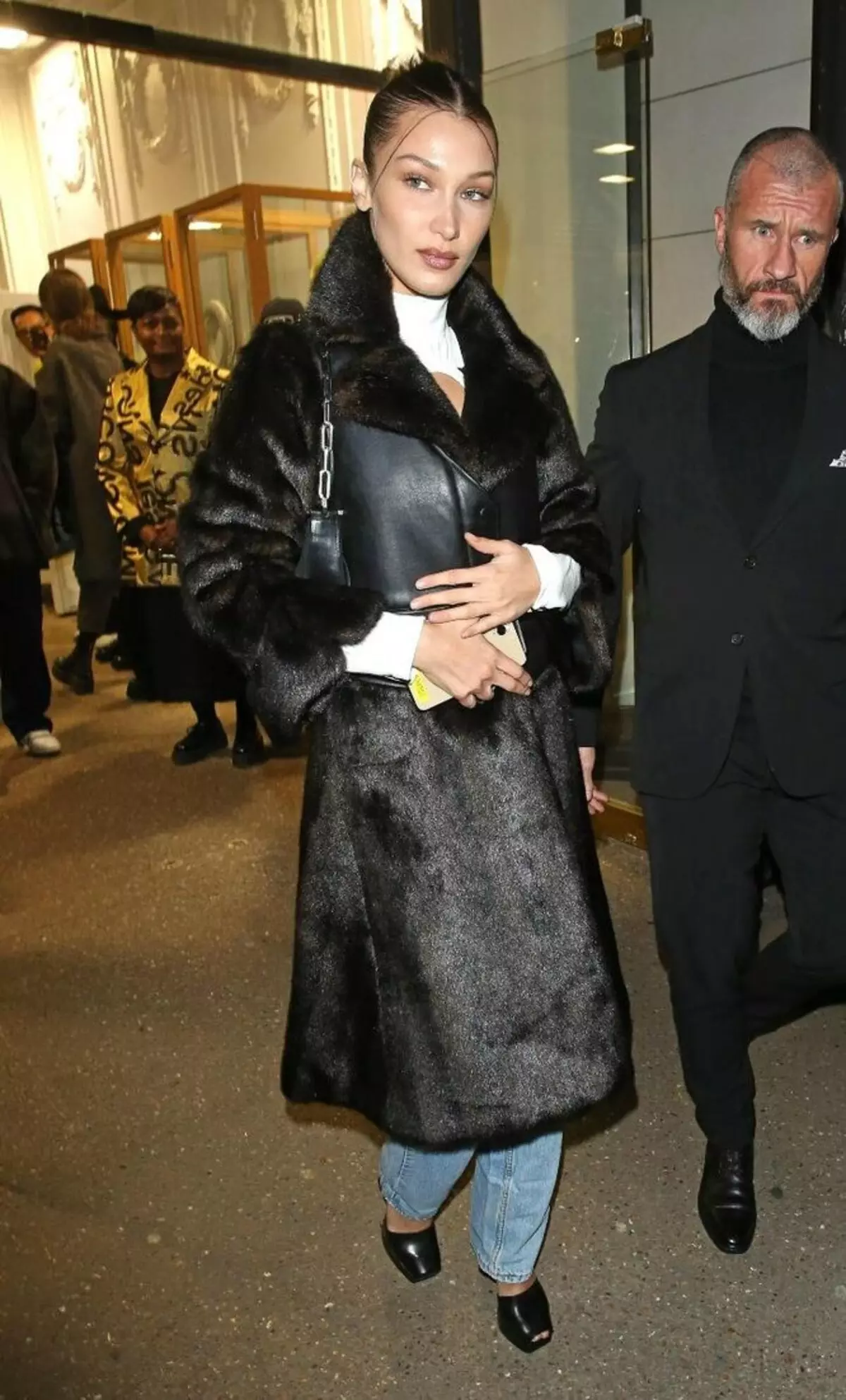 Kendall Jenner in Due vintage con scollo speziato e Belal Hadid in un gilet in cima a un cappotto di pelliccia su una fiera di foto a Londra 4247_3