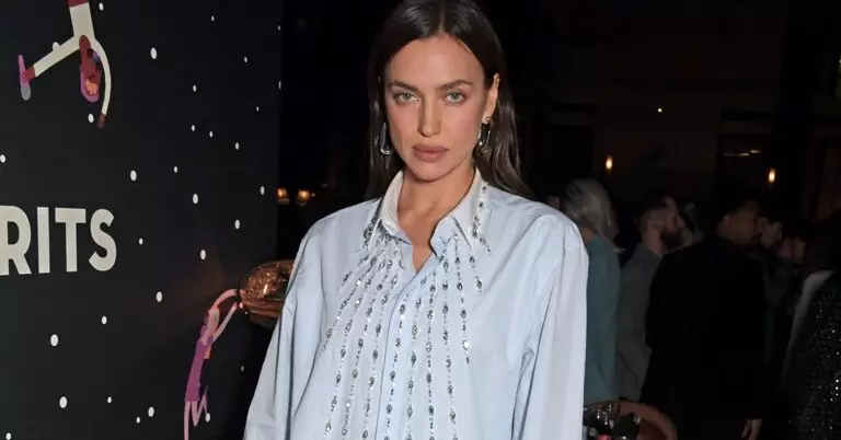 Irina Shayk "fergeat" om in ûnderkant ûnder in enoarm shirt te dragen, mar mei sokke skonken is it tastien