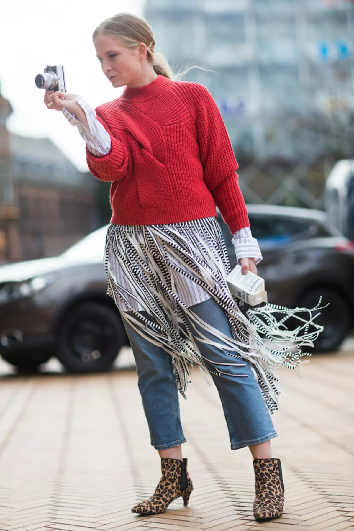 Пробиването няма да бъде: модните блогъри показват как да носят дънки през есента 430_4