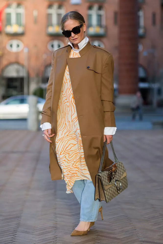Пробиването няма да бъде: модните блогъри показват как да носят дънки през есента 430_6