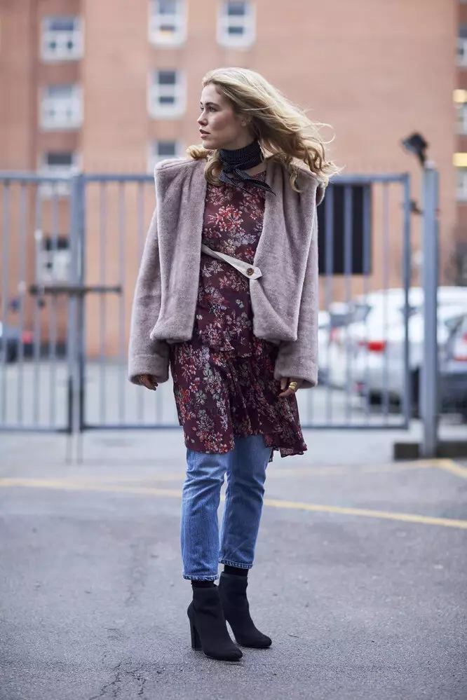 El aburrido no será: los bloggers de moda muestran cómo usar jeans en otoño 430_7