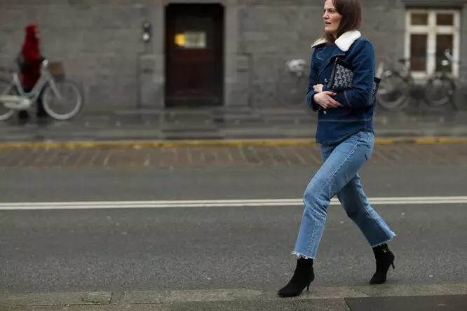 Пробиването няма да бъде: модните блогъри показват как да носят дънки през есента 430_8