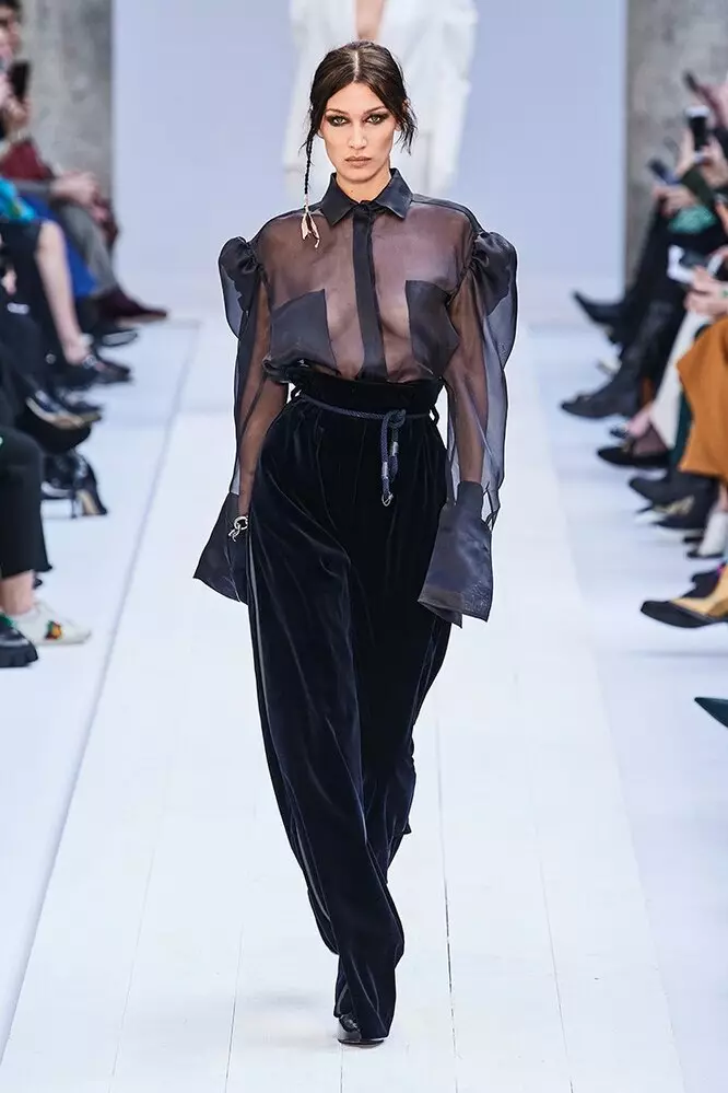 Akwa ara: Bella Hedid na Kaya Gerber gosipụtara karịa ọgaranya, na Max Mara show