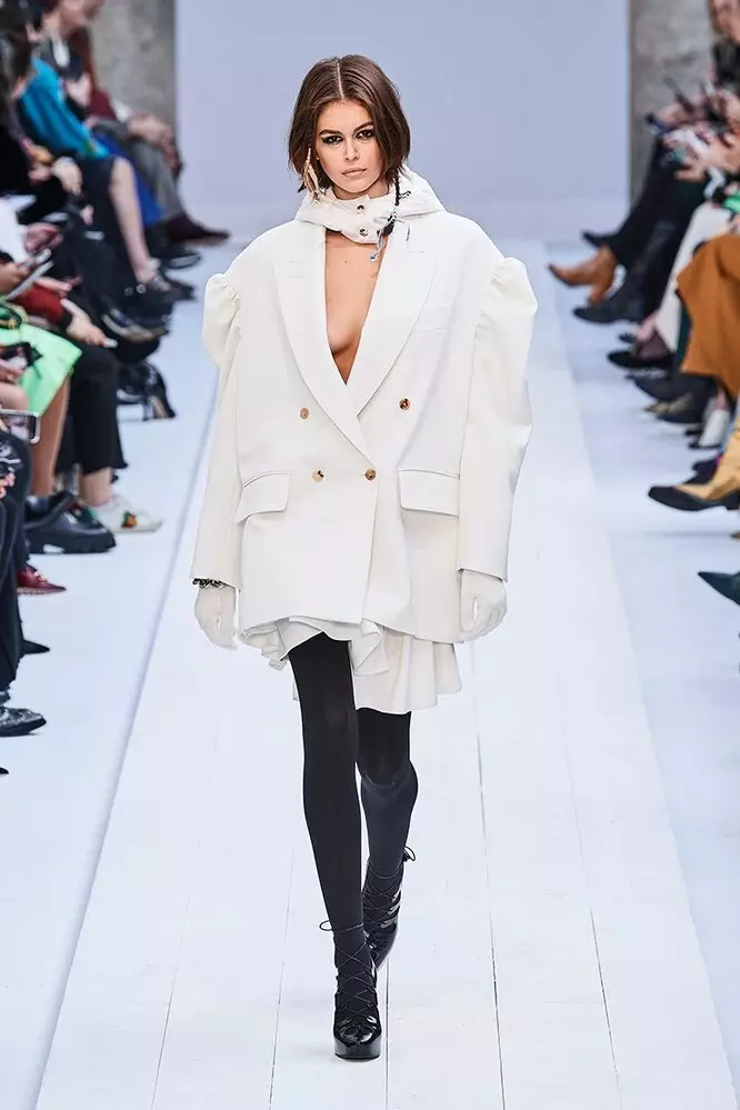 Rintojen: Bella Hadid ja Kaya Gerber näytti kuin rikas, Max Mara Show 4339_2