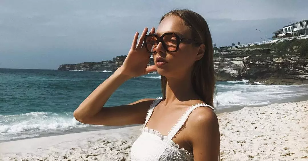 Fashionable protection: 10 pairs of dark glasses that will be removed from the sun and wrinkles