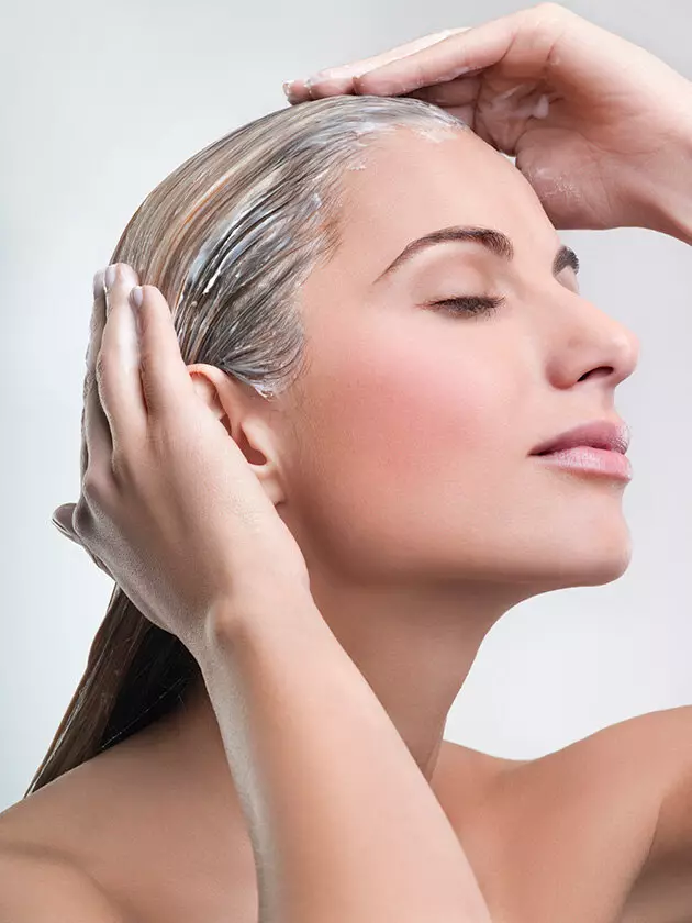Apa yang harus dilakukan untuk membuat tips rambut berhenti bersin: 10 metode perawatan rumah 4417_1