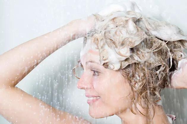 Apa yang harus dilakukan untuk membuat tips rambut berhenti bersin: 10 metode perawatan rumah 4417_2
