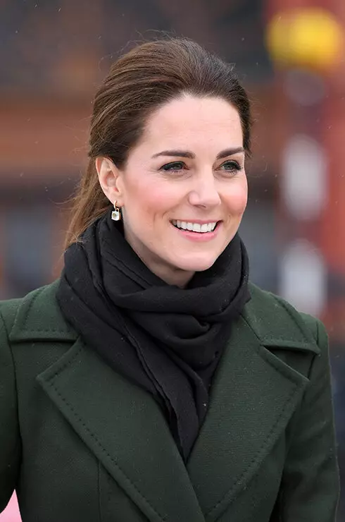 Groen gunsteling: Ons kies klere vir die kleur van die oë soos Kate Middleton 4446_6