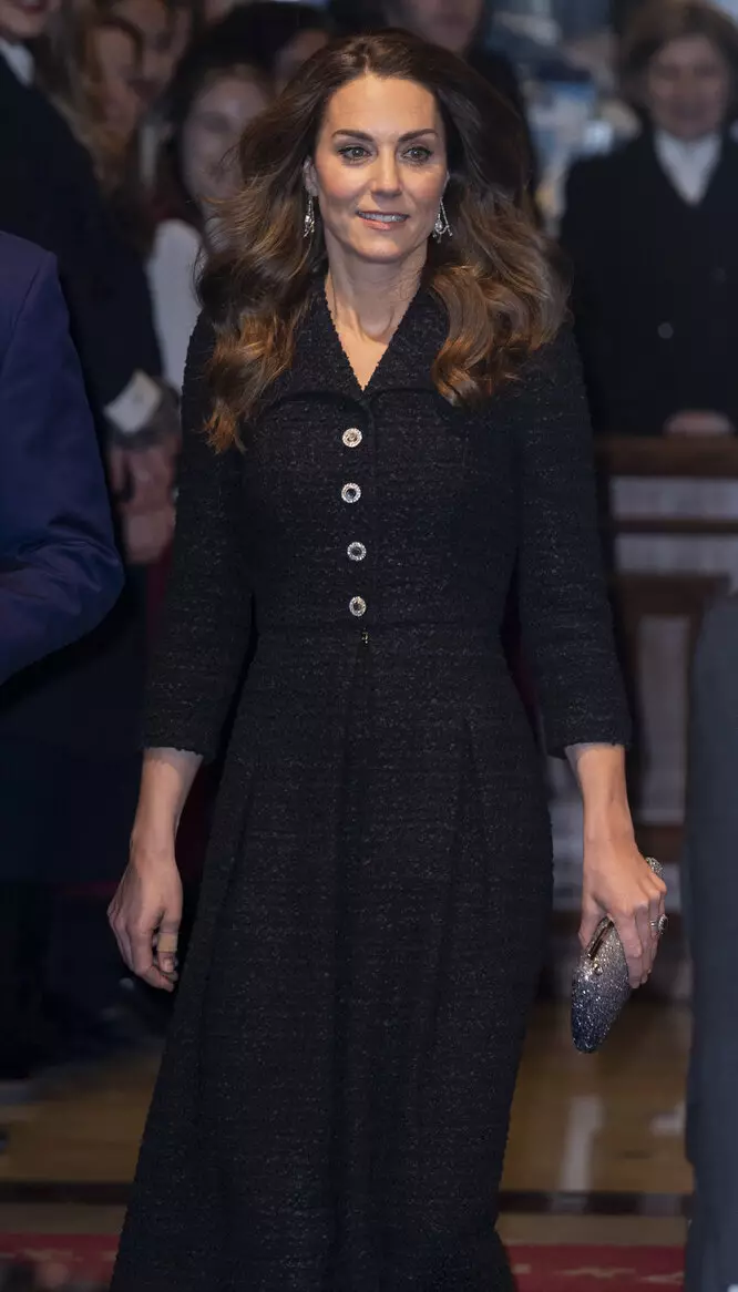 Kate Middleton yakaburitswa mupfekero weTweed uye shangu kubva papurasitiki yakagadzirwazve, iyo yakaisa pane bafta mubairo 4493_1