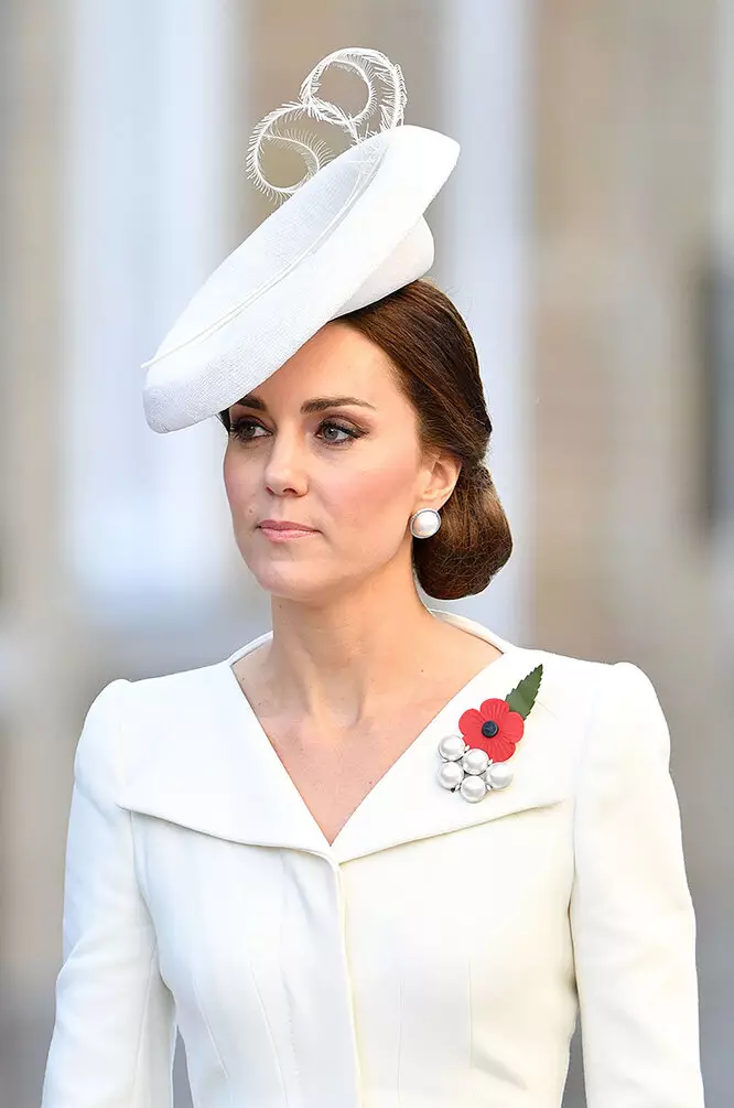 Watching feathers: 7 most unusual caps of Kate Middleton 44987_3