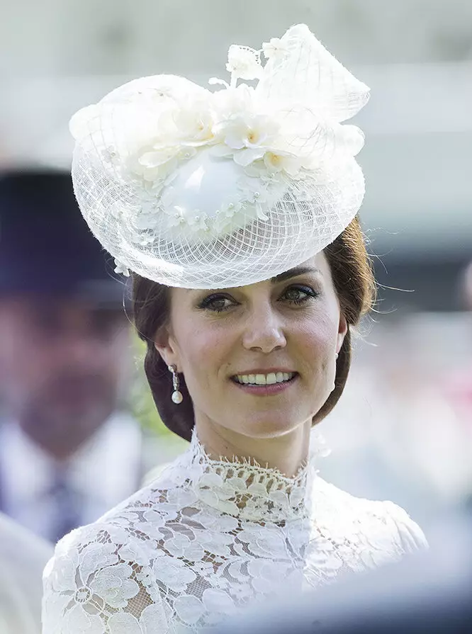 Watching feathers: 7 most unusual caps of Kate Middleton 44987_4