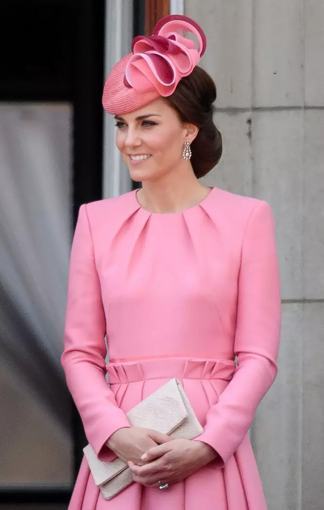 Watching feathers: 7 most unusual caps of Kate Middleton 44987_5