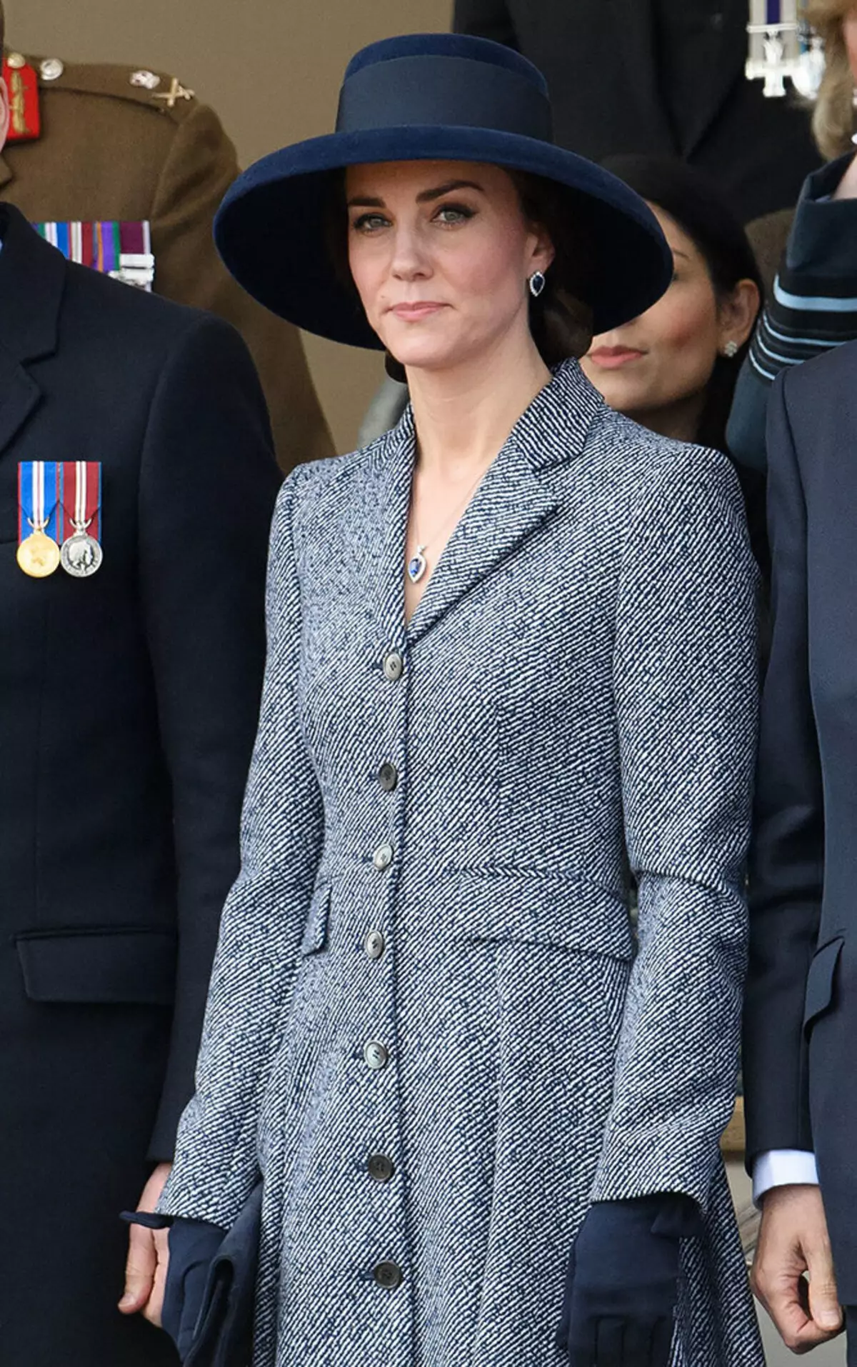 Watching feathers: 7 most unusual caps of Kate Middleton 44987_7