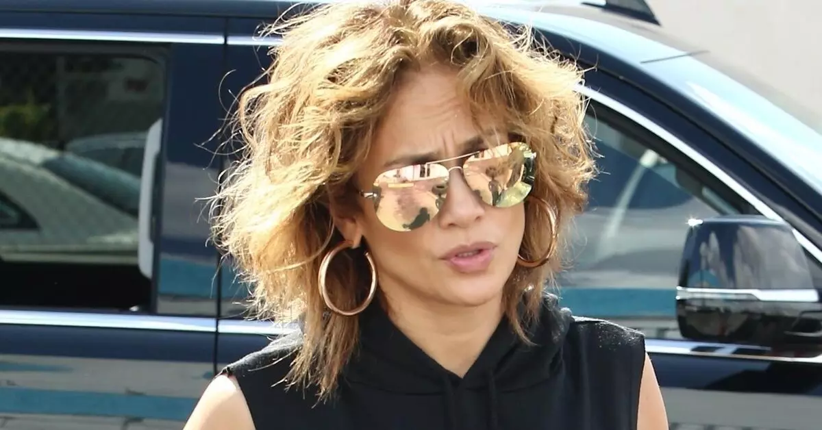 Mir hunn et fäerdeg bruecht ze vergiessen: wat Jennifer Lopez gesäit ouni ze leeën an kënschtlech Curls