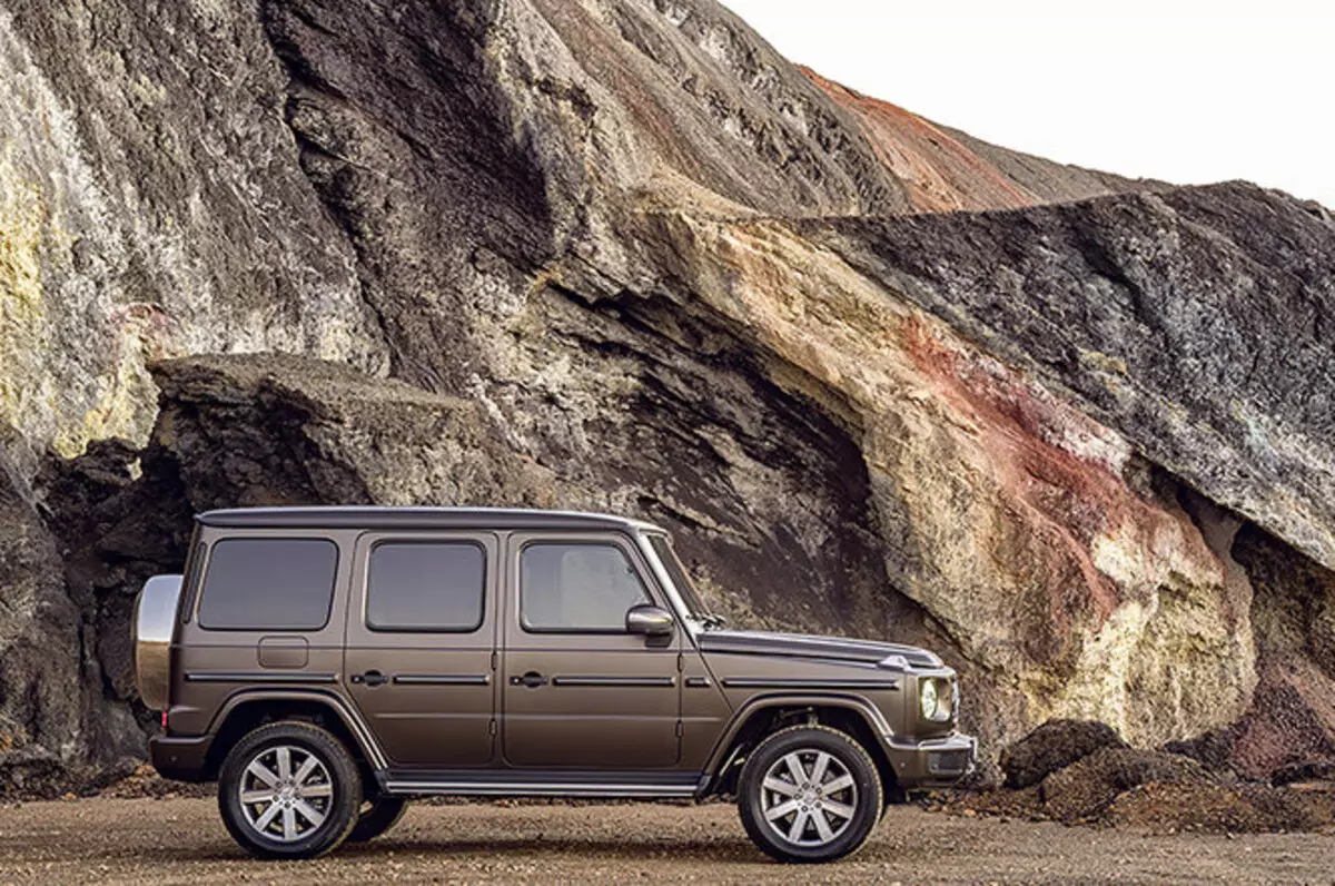 Mercedes-Benz released an improved model of the legendary G-class SUV 45515_3