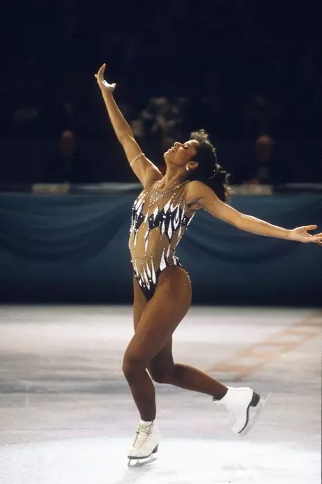 Hot Loda: the sexiest outfits of figure skater 45625_2