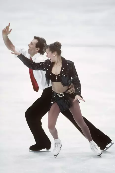 Hot Loda: the sexiest outfits of figure skater 45625_3