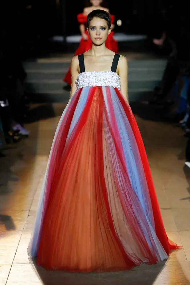 Own on the rest: 14 onions from the last show of the legendary designer Carolina Herrera 46062_1