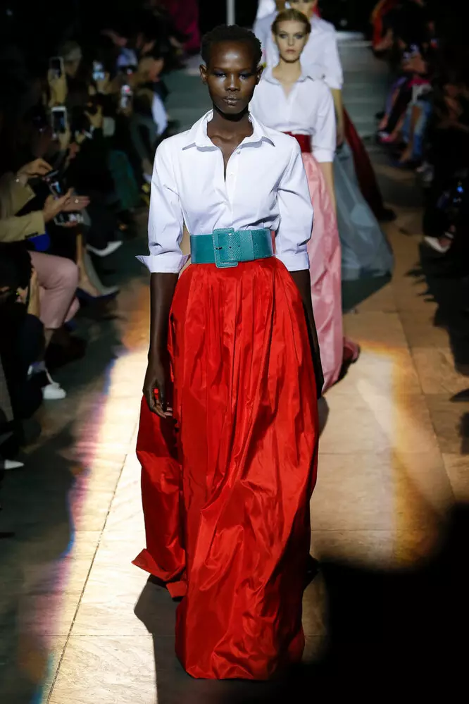 Own on the rest: 14 onions from the last show of the legendary designer Carolina Herrera 46062_13