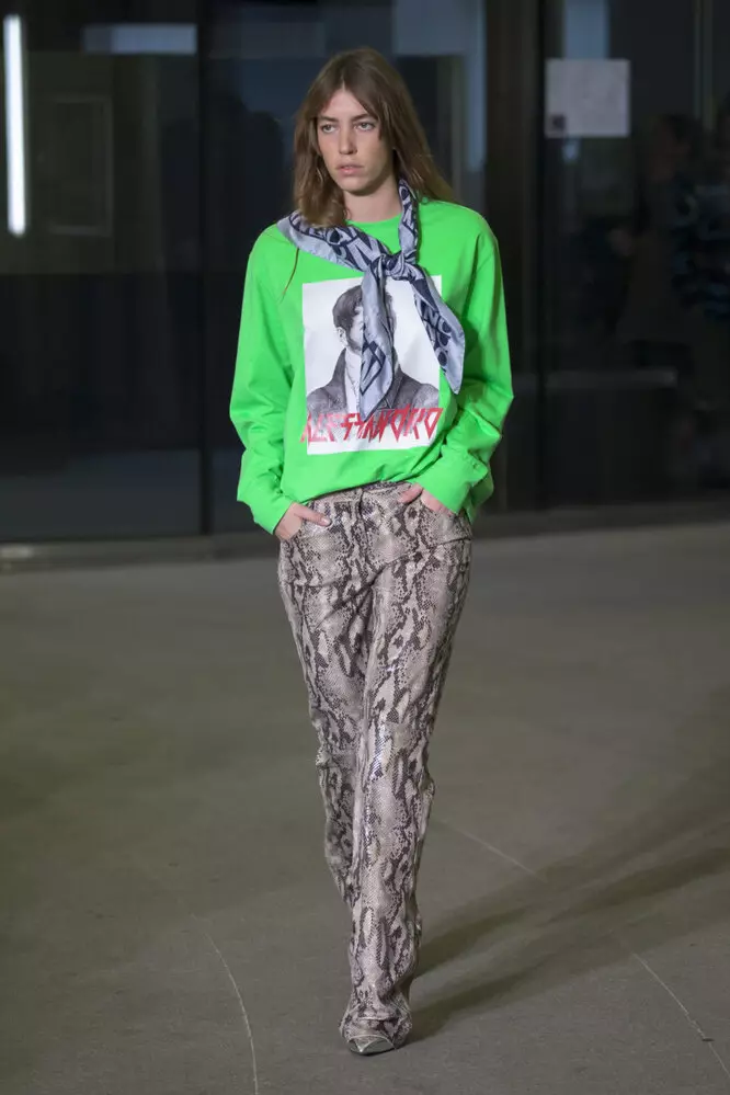 Total onions, prints and logos: 12 images from MSGM display dedicated to Milan 46379_6