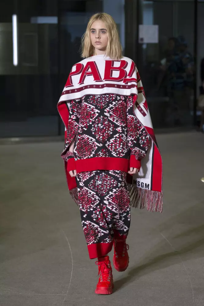 Total onions, prints and logos: 12 images from MSGM display dedicated to Milan 46379_7