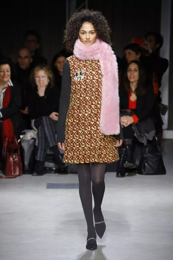 Coat with fur, tweed and brooch: 14 onions Au Jour Le Jour in your grandmother's style 46422_2