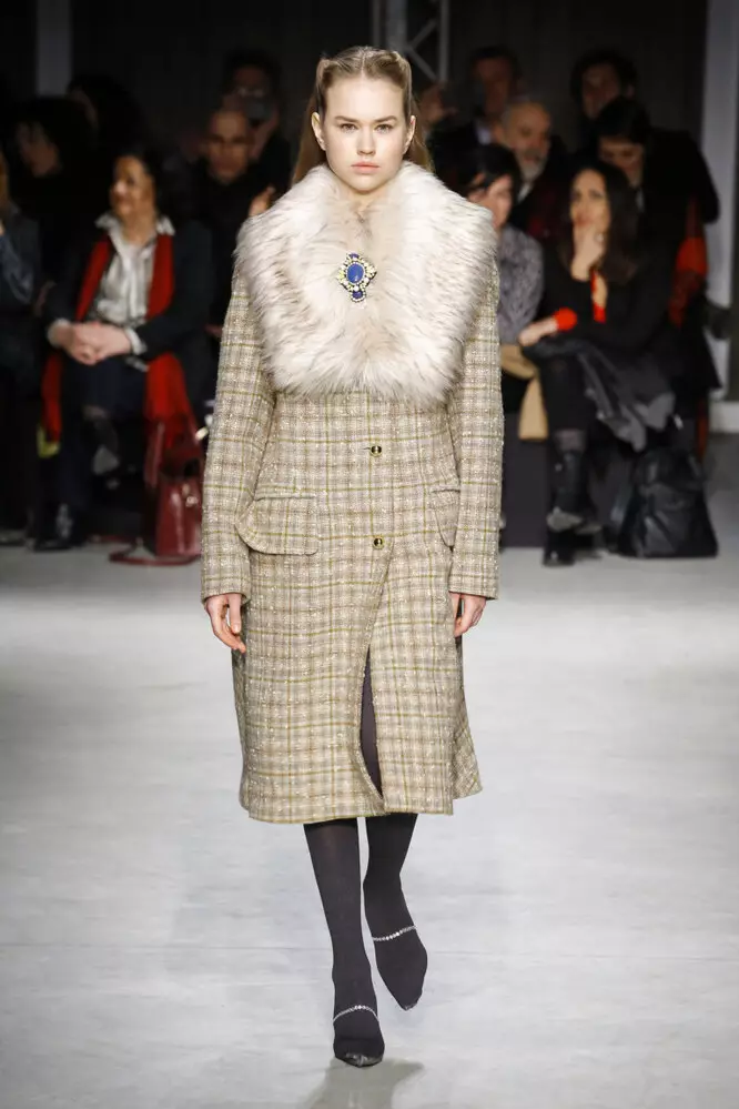 Coat with fur, tweed and brooch: 14 onions Au Jour Le Jour in your grandmother's style 46422_4