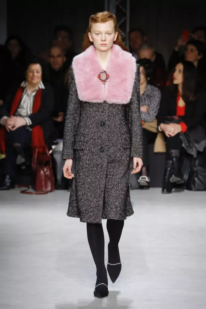 Coat with fur, tweed and brooch: 14 onions Au Jour Le Jour in your grandmother's style 46422_9