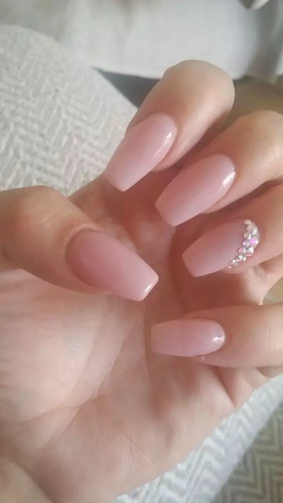 PINK: 30 hevitra malefaka ho an'ny manicure 4648_15