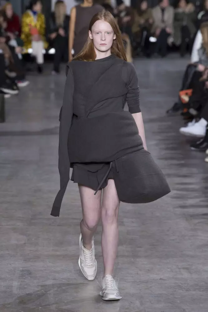 Wrapped in a blanket: 16 onions Rick Owens with XXXL coat and sports shorts 46586_1