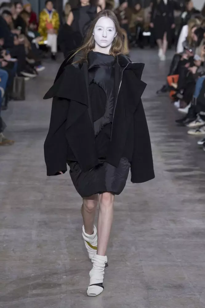 Wrapped in a blanket: 16 onions Rick Owens with XXXL coat and sports shorts 46586_10