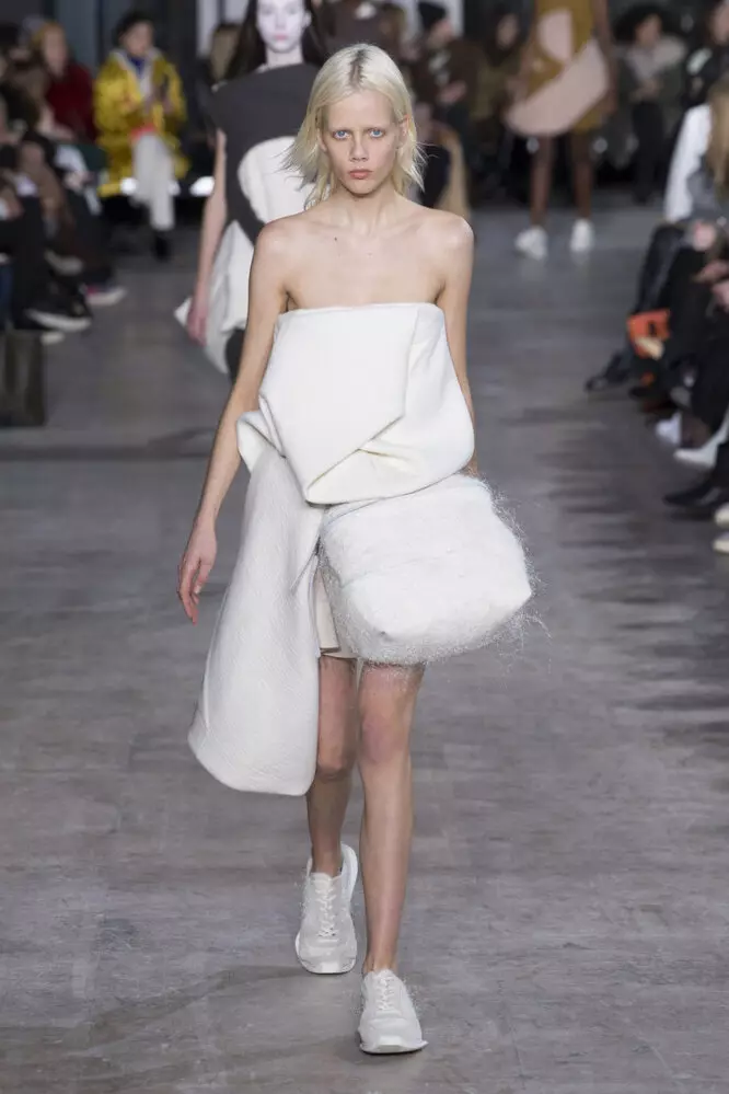 Wrapped in a blanket: 16 onions Rick Owens with XXXL coat and sports shorts 46586_2