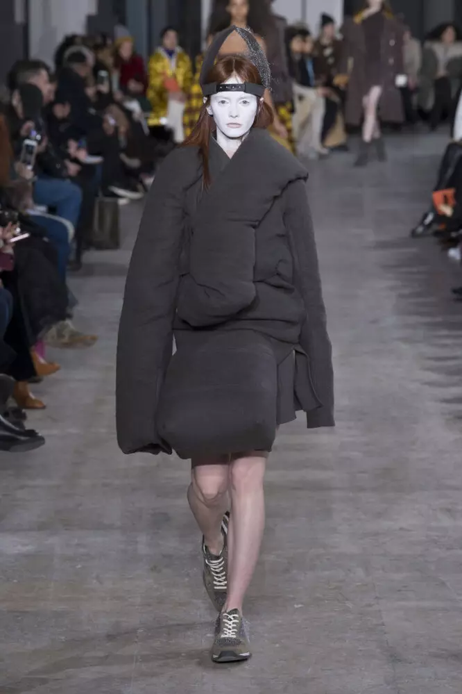 Wrapped in a blanket: 16 onions Rick Owens with XXXL coat and sports shorts 46586_9