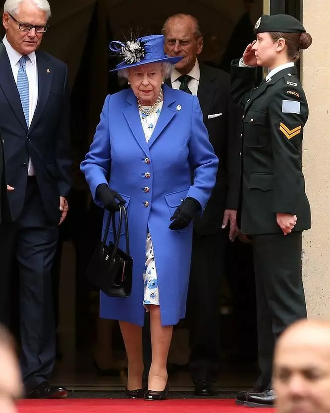 Жаркыраган жана жарашыктуу: британдык монархтардын сүйүктүү пальтосу 465_6