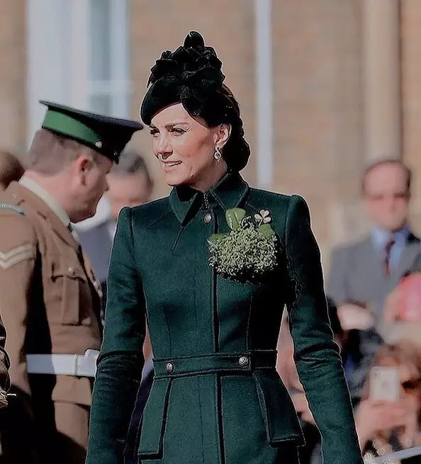 Svijetli i elegantni: omiljeni kaputi britanskih monarha 465_8