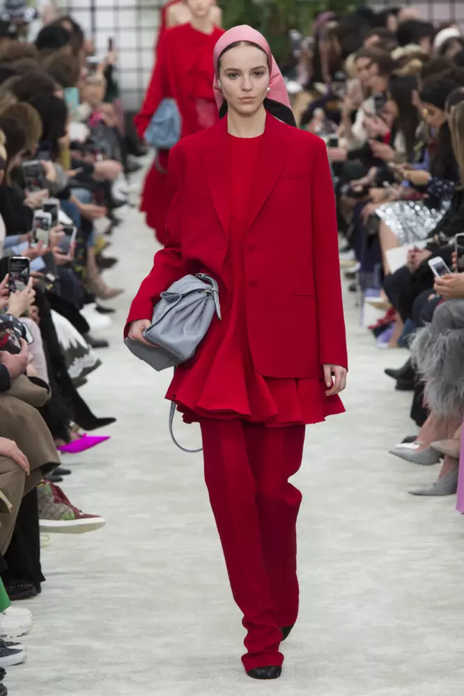Dress with an entry suit and a jamb instead of a hat: Valentino showed autumn trends 46603_10