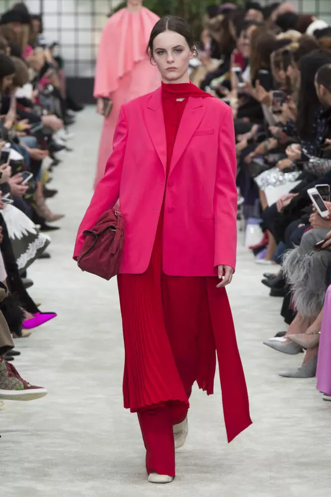 Dress with an entry suit and a jamb instead of a hat: Valentino showed autumn trends 46603_11