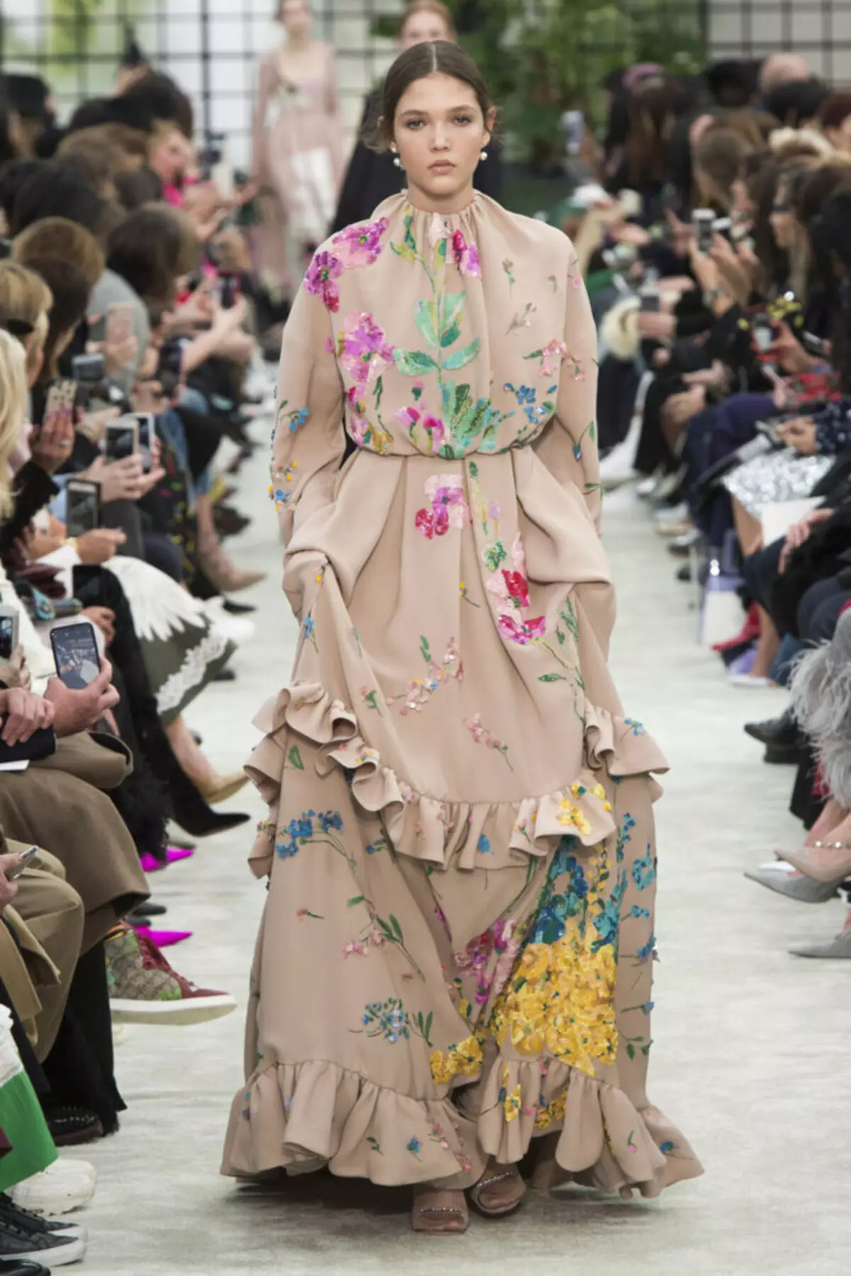 Dress with an entry suit and a jamb instead of a hat: Valentino showed autumn trends 46603_12