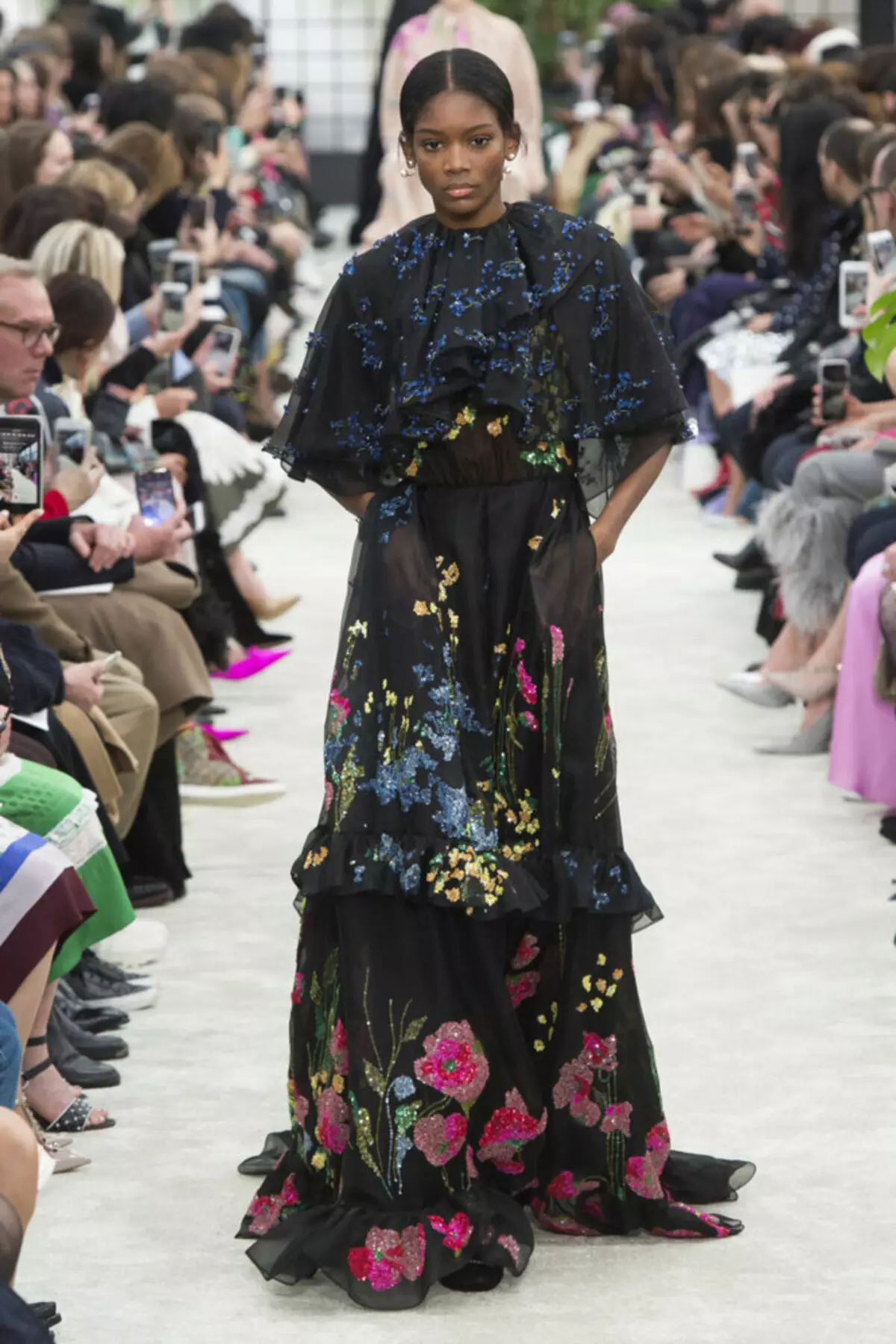 Dress with an entry suit and a jamb instead of a hat: Valentino showed autumn trends 46603_13