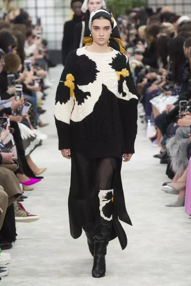 Dress with an entry suit and a jamb instead of a hat: Valentino showed autumn trends 46603_14