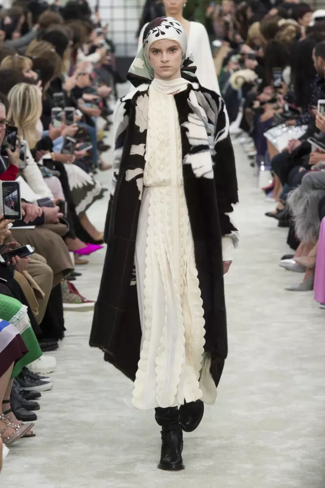 Dress with an entry suit and a jamb instead of a hat: Valentino showed autumn trends 46603_15