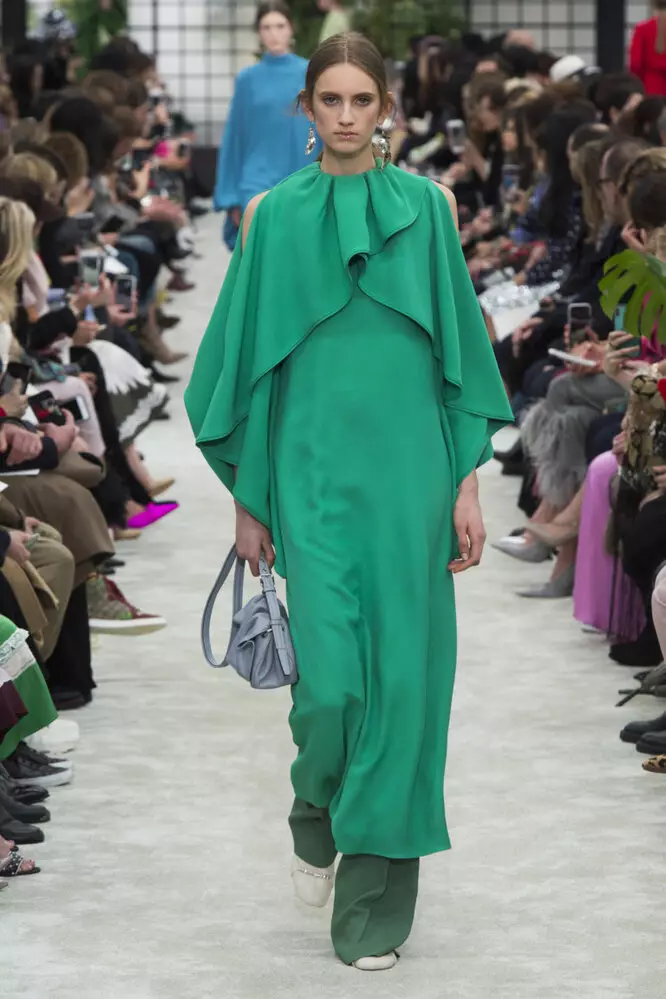 Dress with an entry suit and a jamb instead of a hat: Valentino showed autumn trends 46603_16