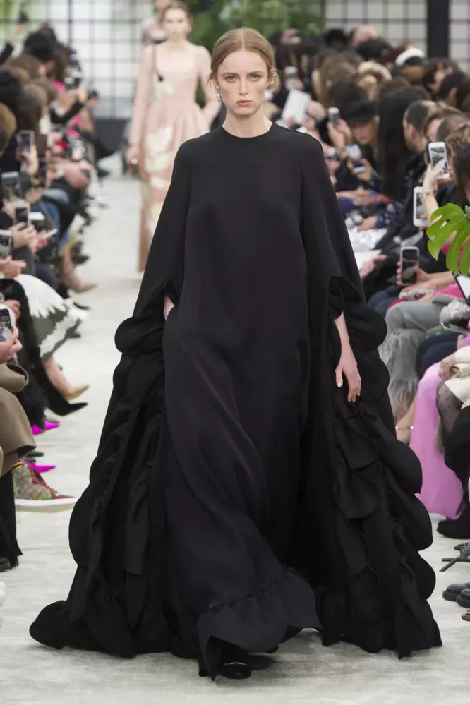 Dress with an entry suit and a jamb instead of a hat: Valentino showed autumn trends 46603_17