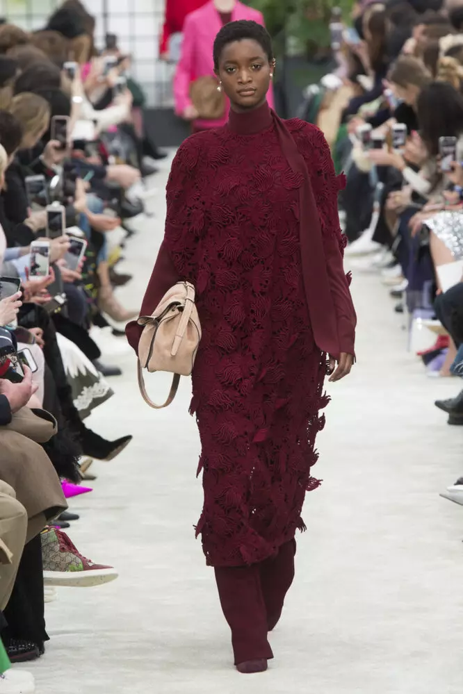 Dress with an entry suit and a jamb instead of a hat: Valentino showed autumn trends 46603_18